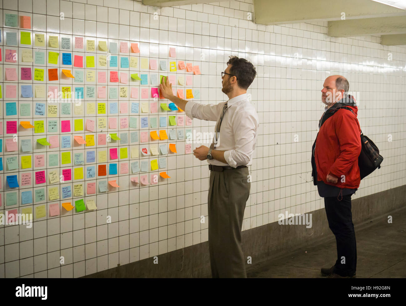 Matthew Chavez adjusts the post-it notes that travelers have been ...