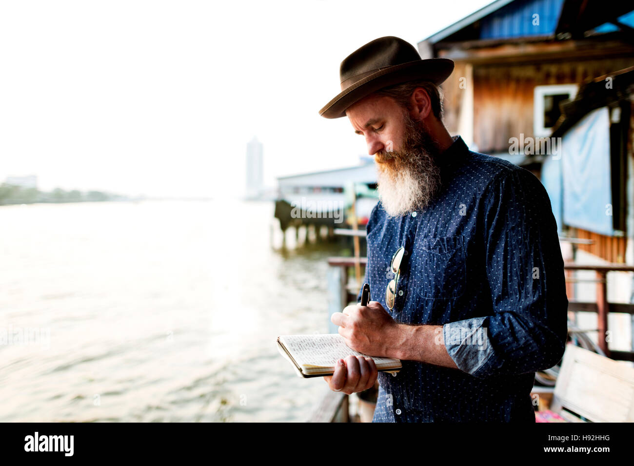 Writer journalist man traveling hi-res stock photography and images - Alamy