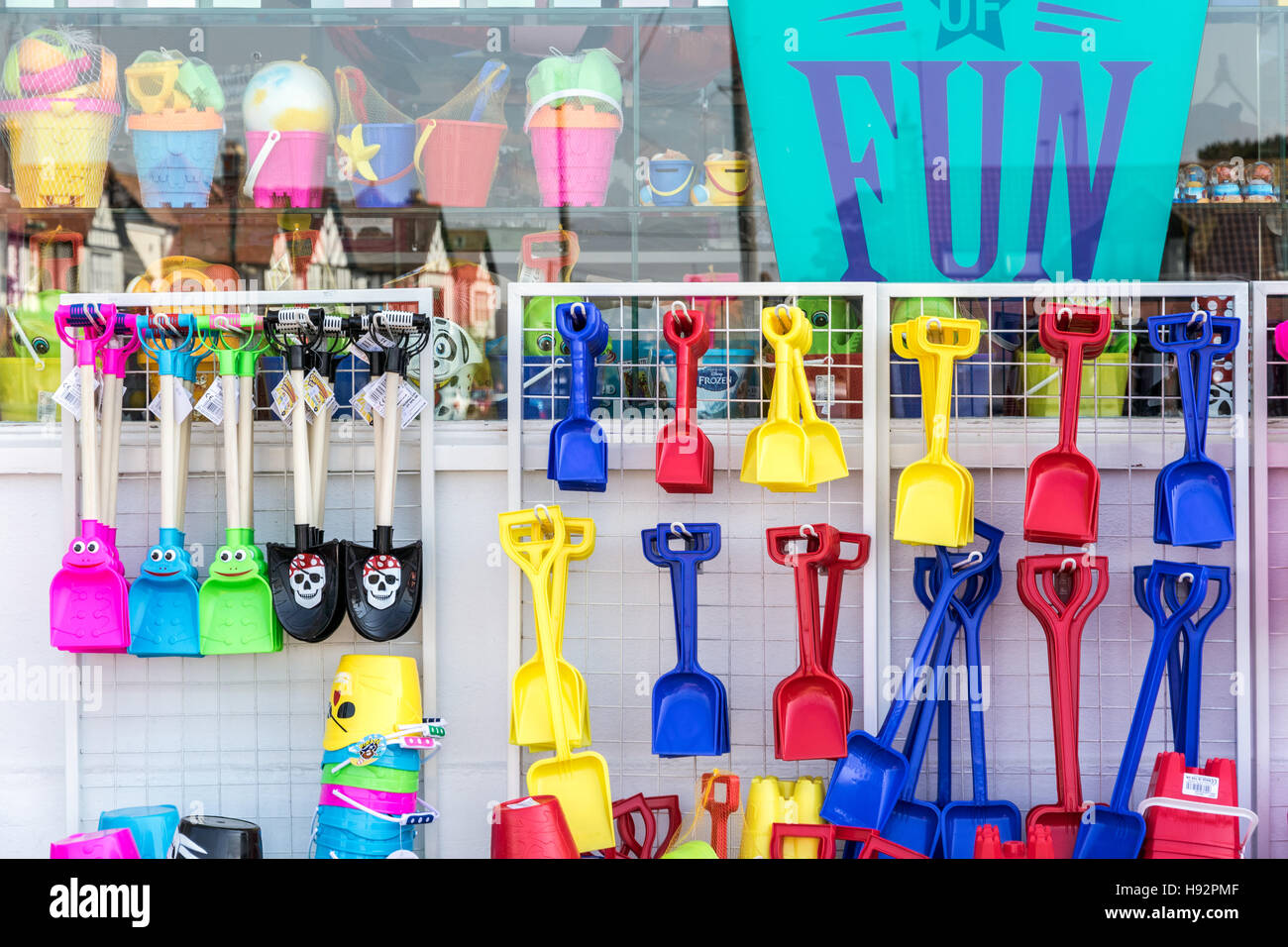 Seaside shop england summer hi-res stock photography and images - Alamy