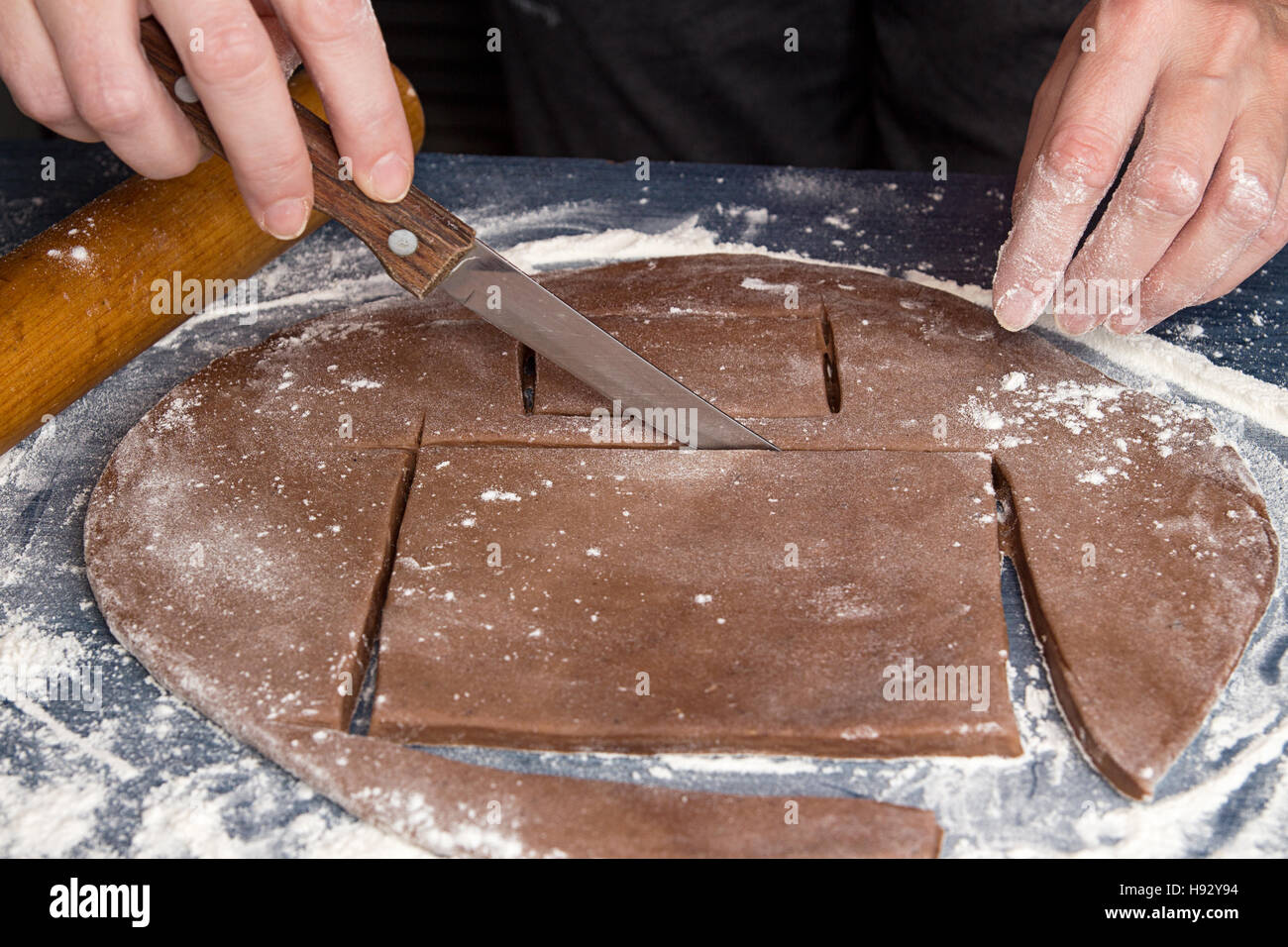 Preparation gingerbread house for Christmas celebration. Woman's hands ...