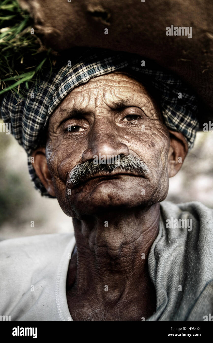 Carrying sack rural india hi-res stock photography and images - Alamy