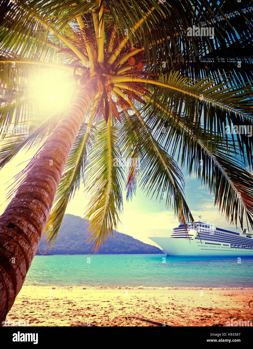 Summer Tropical Island Beach Cruise Ship Concept Stock Photo - Alamy