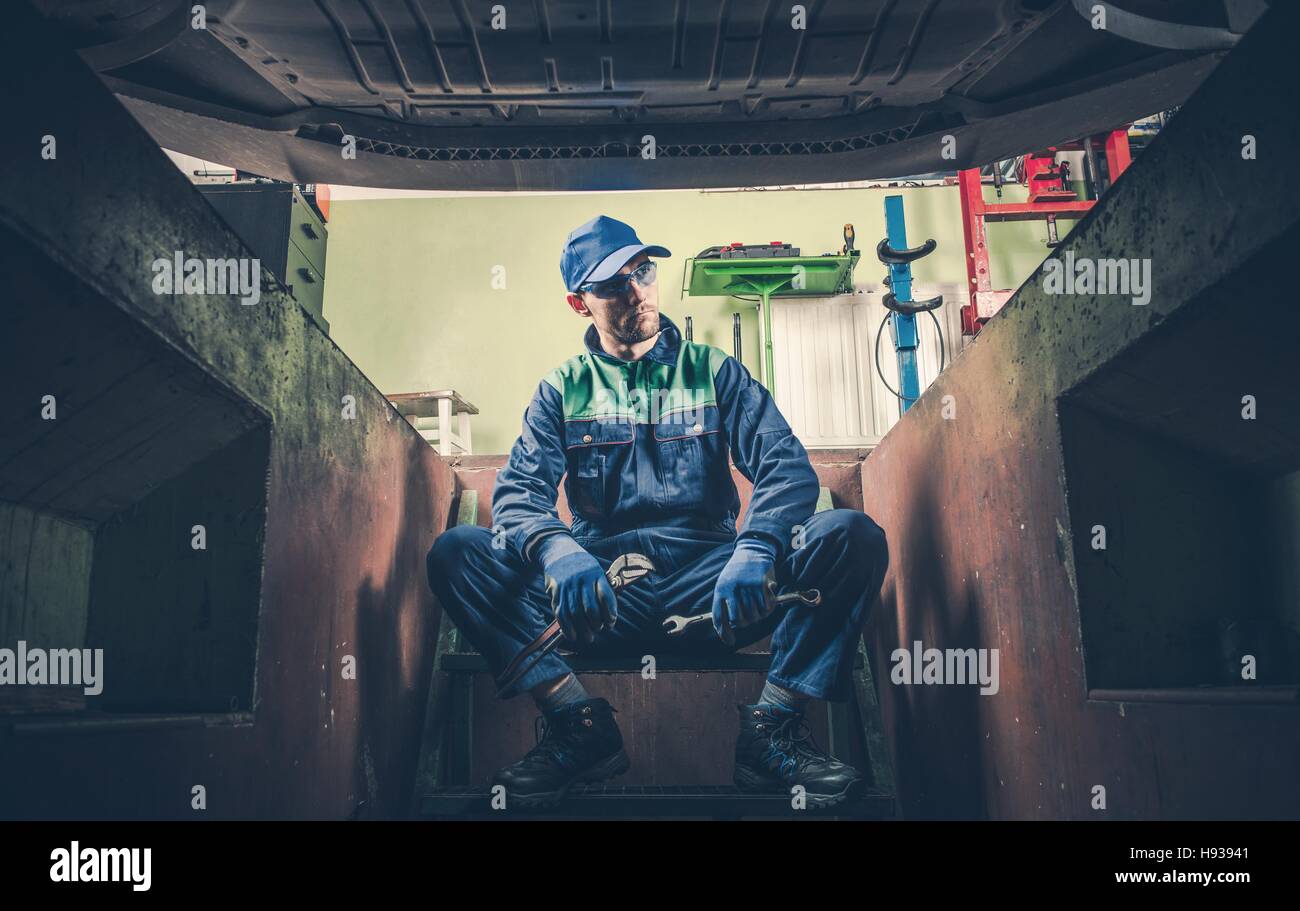 Tired car mechanic hi-res stock photography and images - Alamy