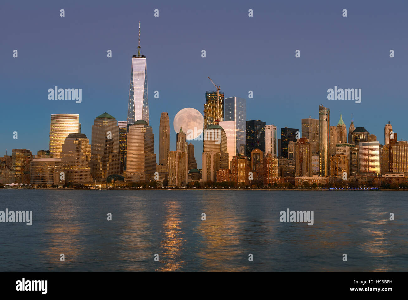 Perigee full moon over the skyscrapers of lower Manhattan-New York ...