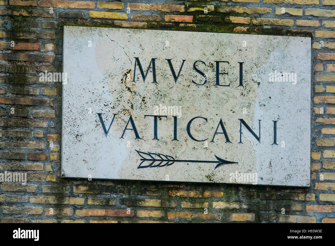 Direction signs to the Vatican museums Stock Photo - Alamy