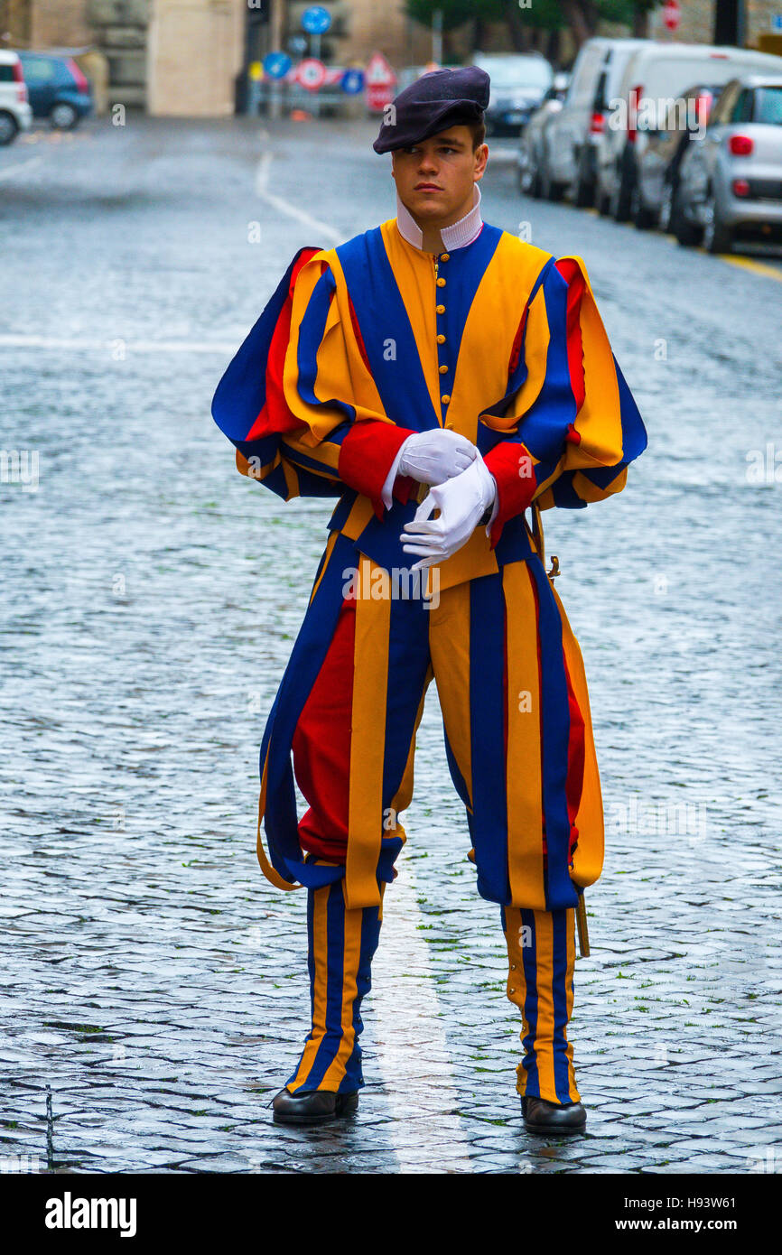 Famous Swiss Guard at Vatican City - The Swiss Guards in Rome Stock ...