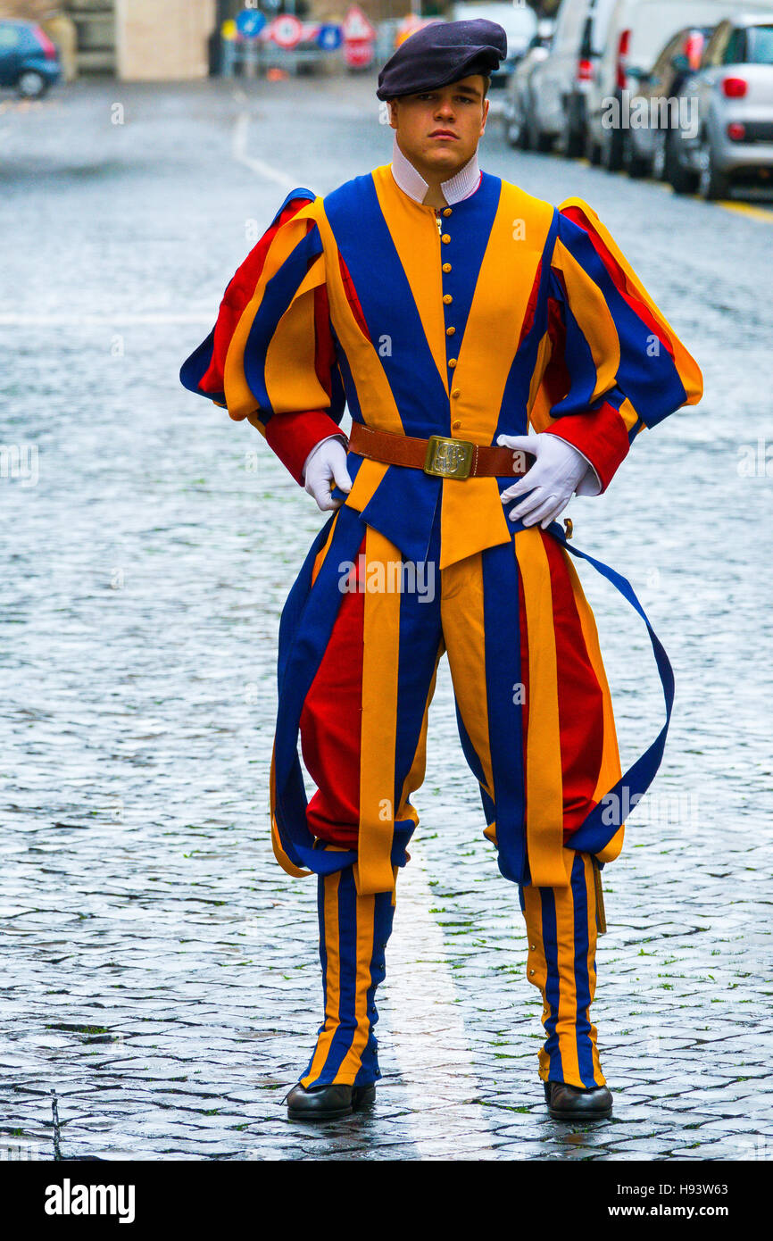 Famous Swiss Guard at Vatican City - The Swiss Guards in Rome Stock ...