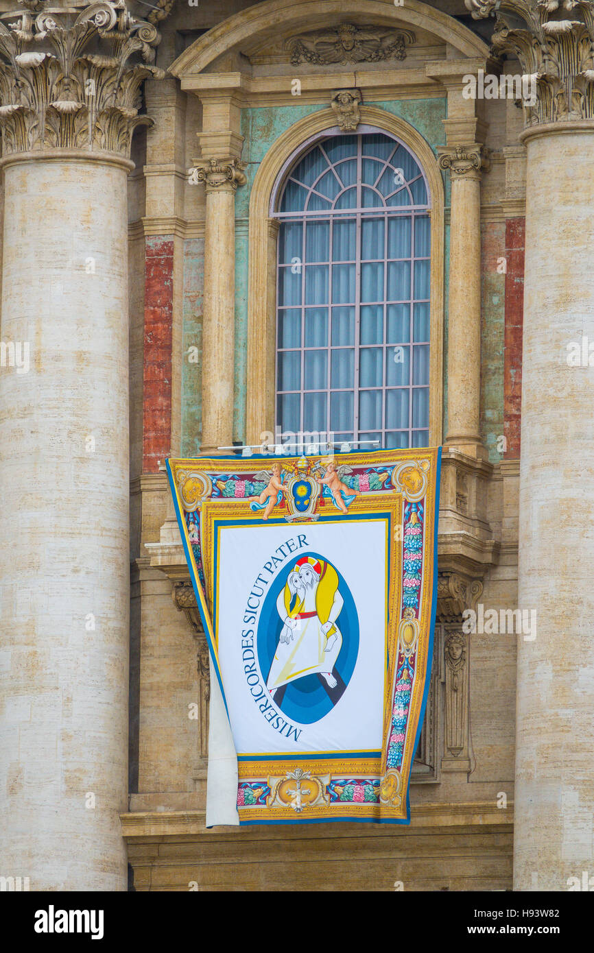 The famous balcony of the Pope at St Peters Basilica in Rome - The ...