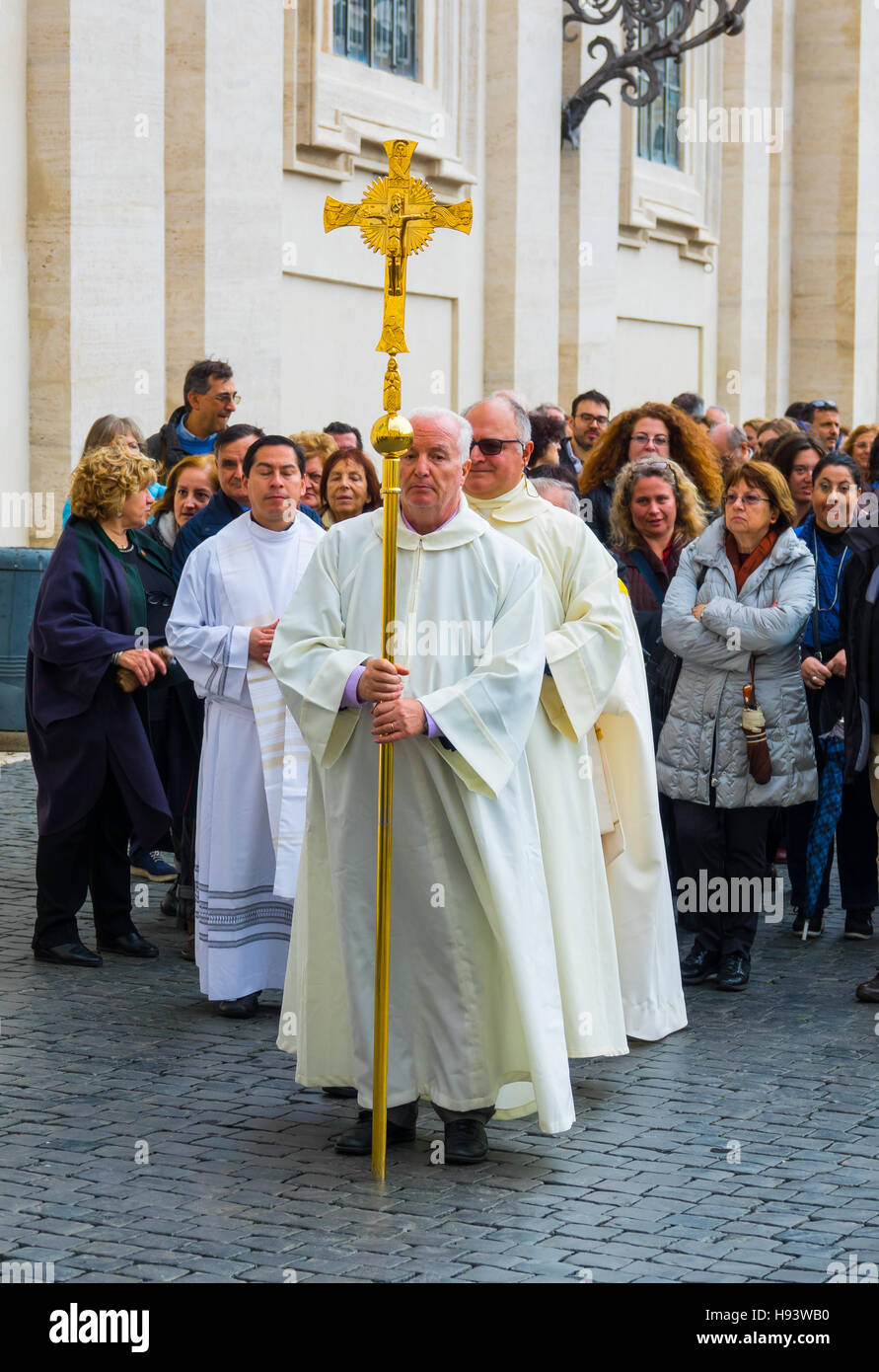 Catholic Pilgrims at St Peters Square - The Vatican in Rome Stock Photo ...