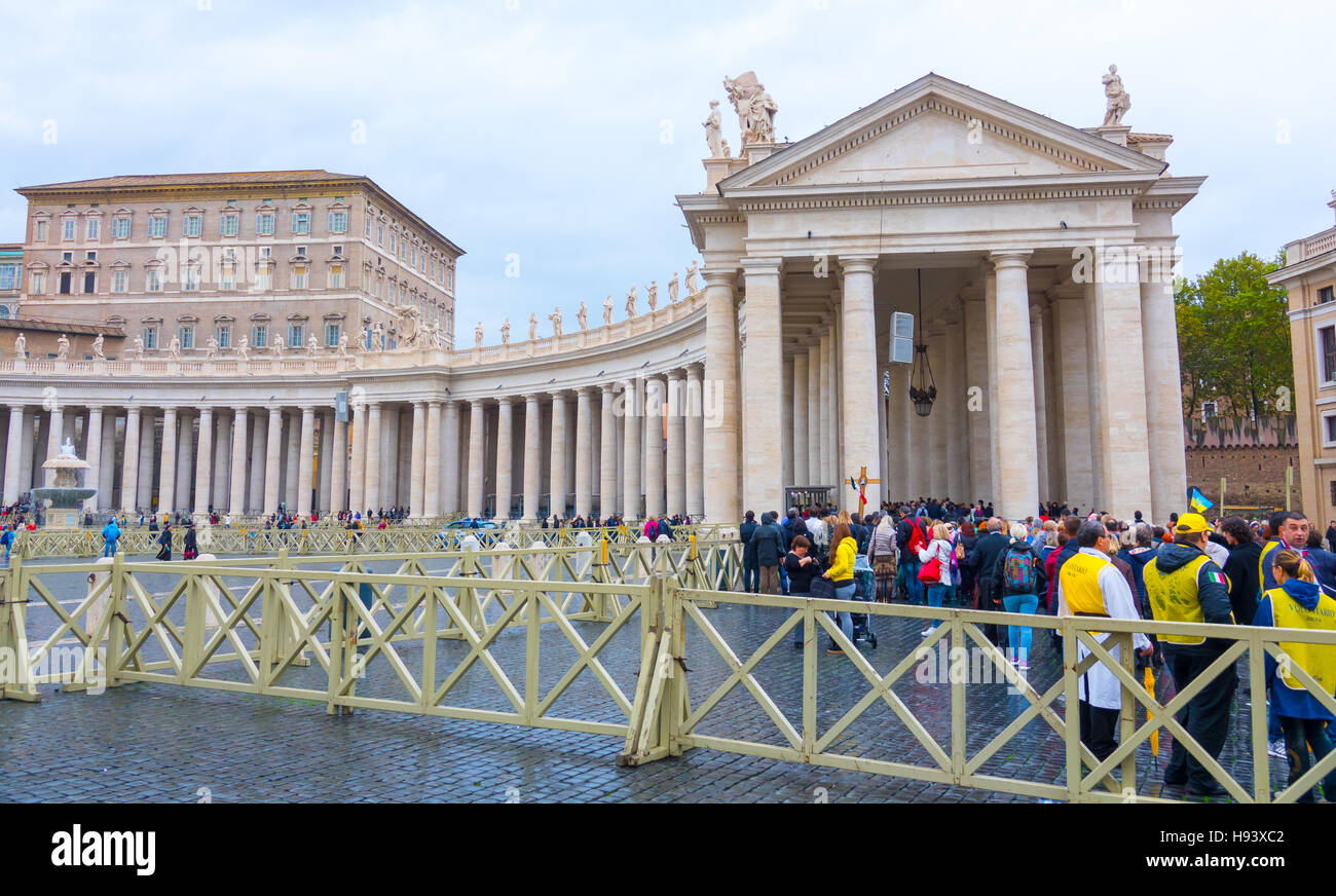 St Peters Square at Vatican City in Rome Stock Photo - Alamy