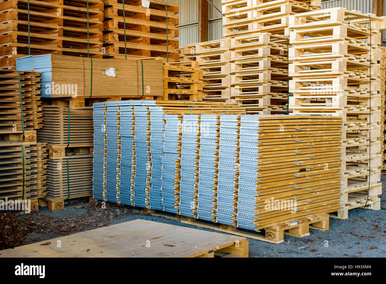 Folded wooden pallets hi-res stock photography and images - Alamy