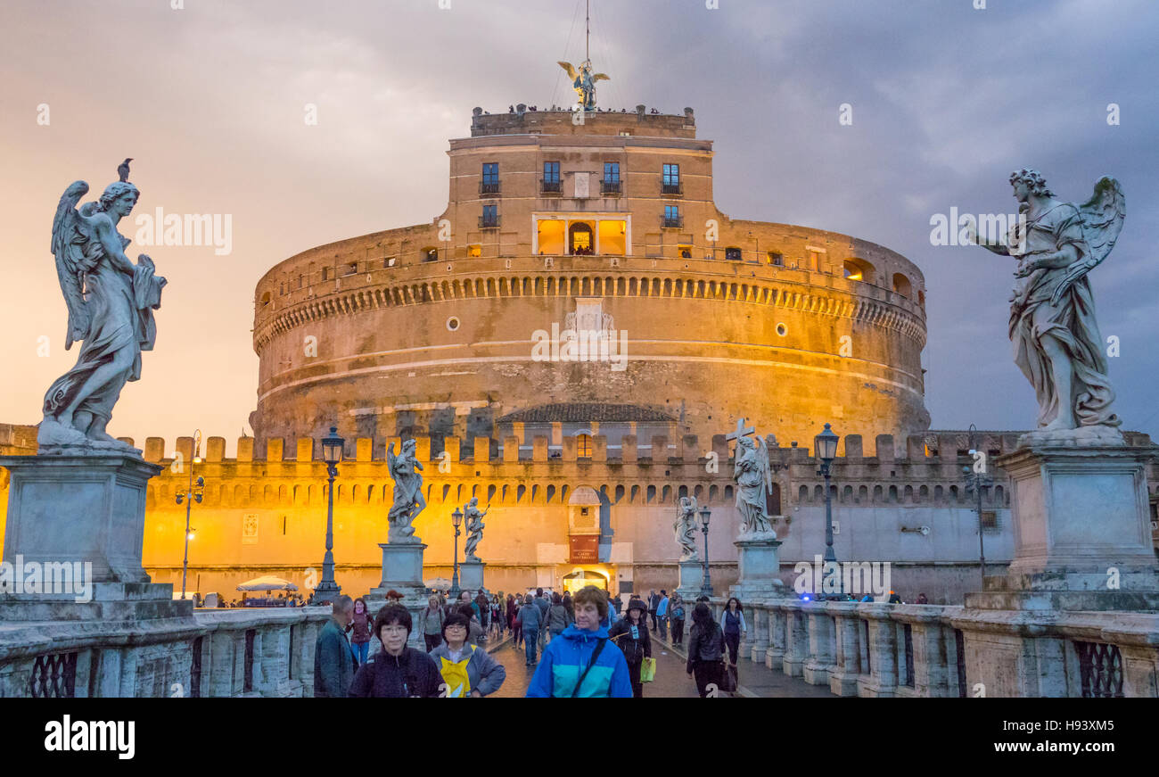 The Angel statues at Castel Sant Angelo - The amazing Angels Castle in ...