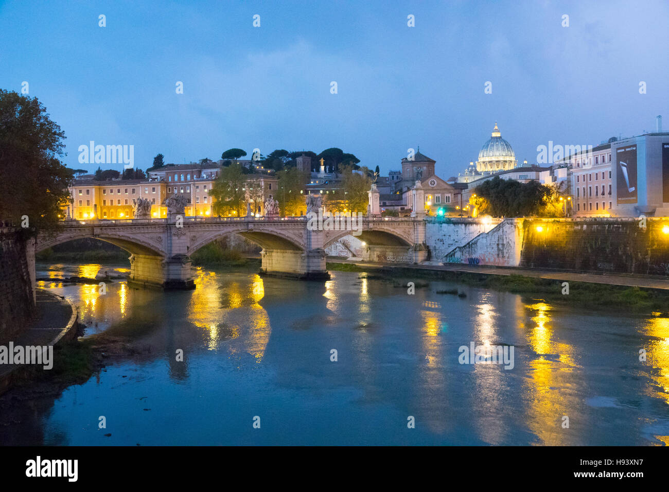 Wonderful River Tiber and the ancient bridges in Rome - romantic view ...