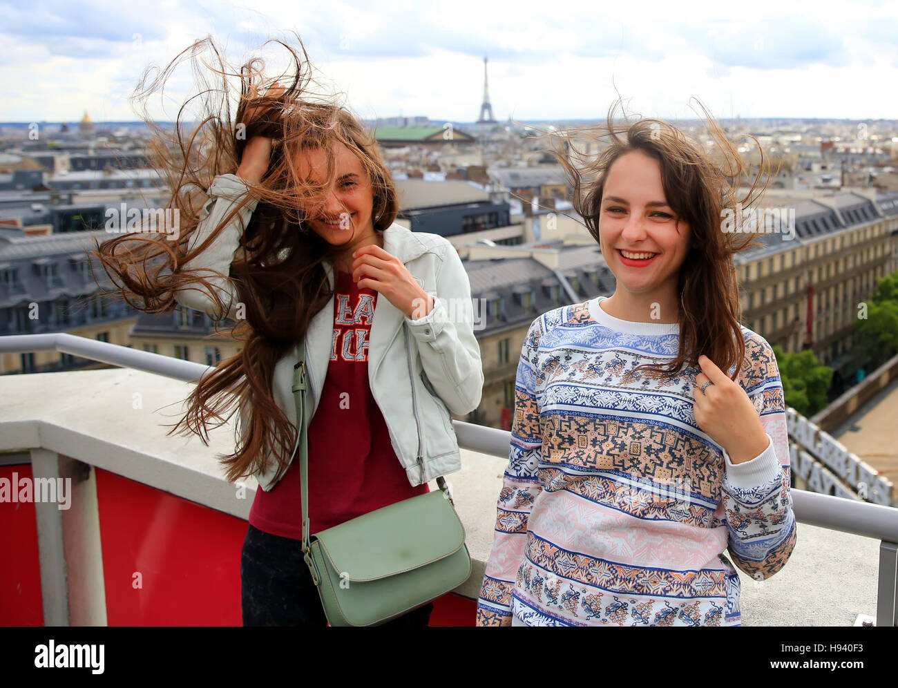 Happy beautiful girls in Paris Stock Photo - Alamy
