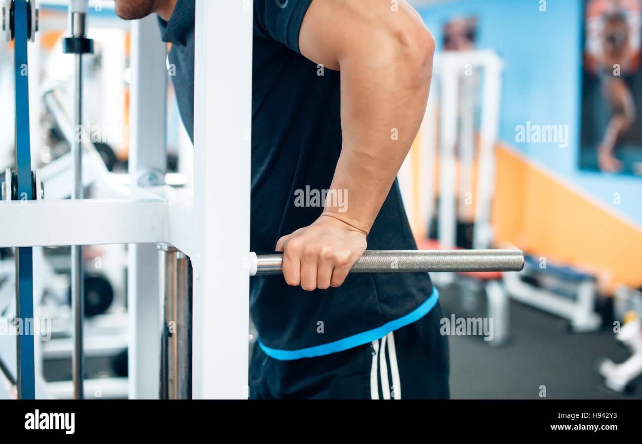 Bodybuilder doing exercise the muscles Stock Photo - Alamy