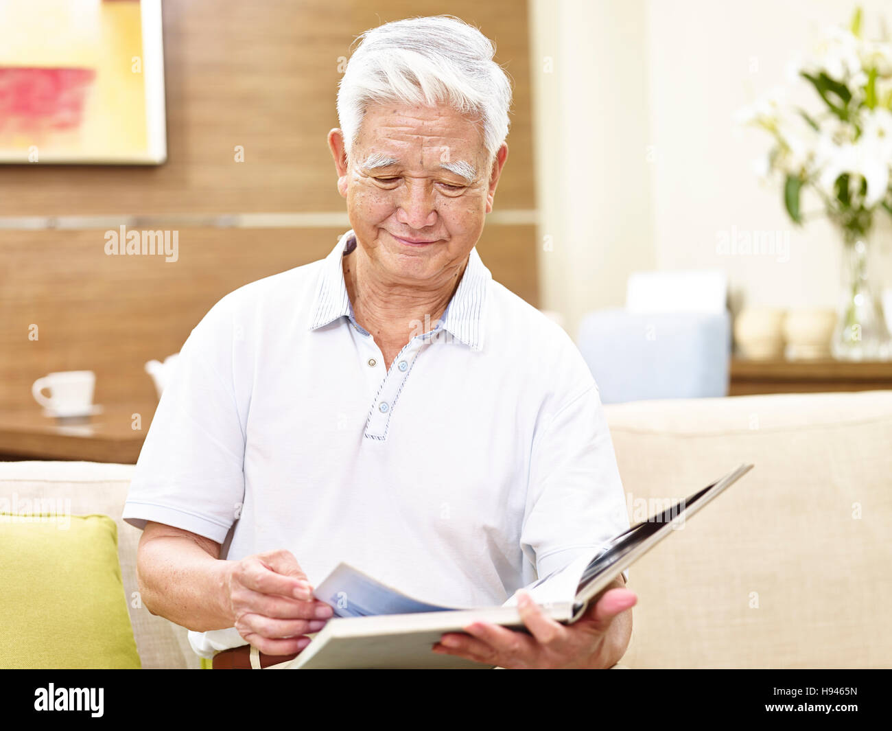 Elderly chinese man reading hi-res stock photography and images - Alamy