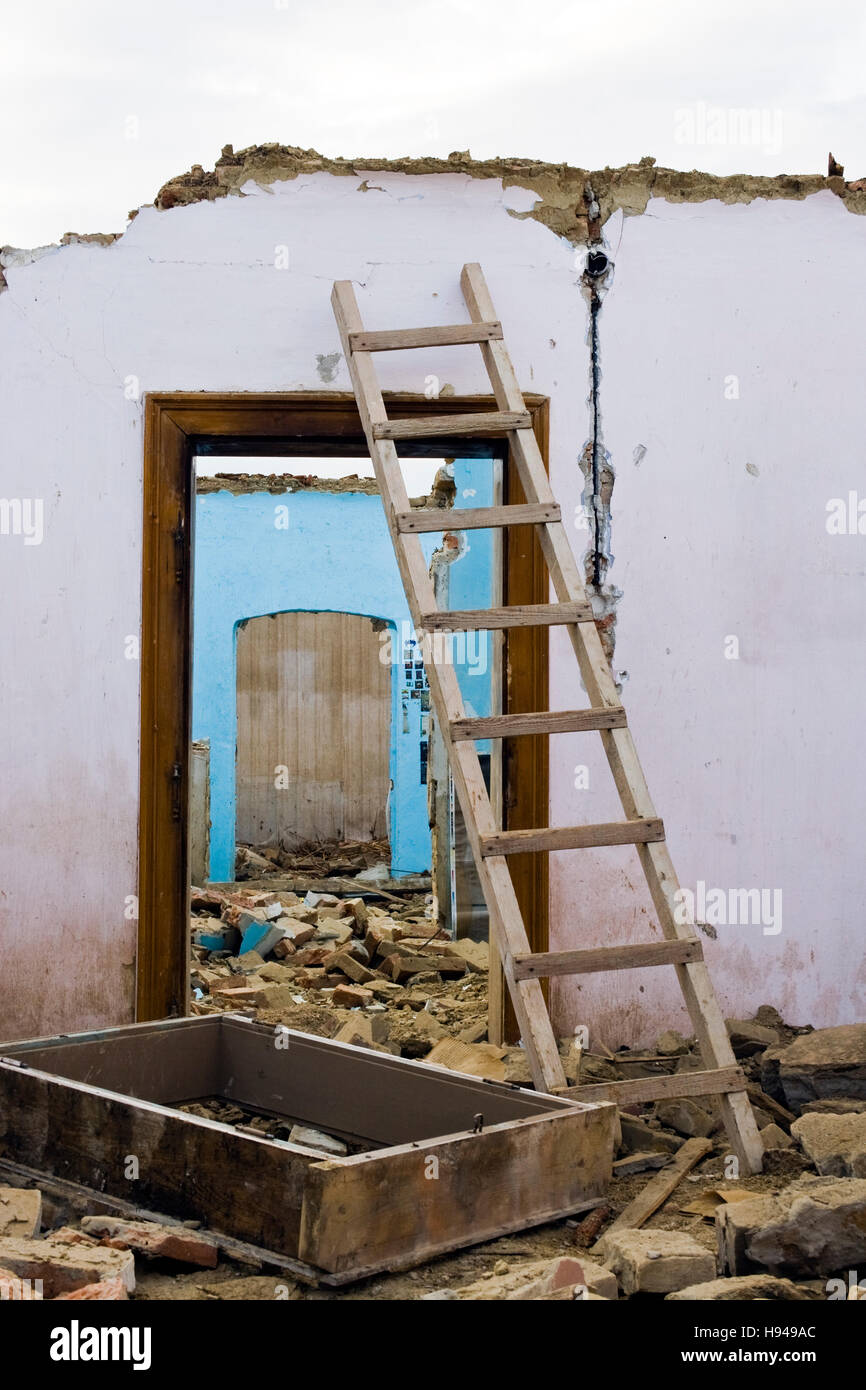 Ladder leaning against wall hi-res stock photography and images - Alamy