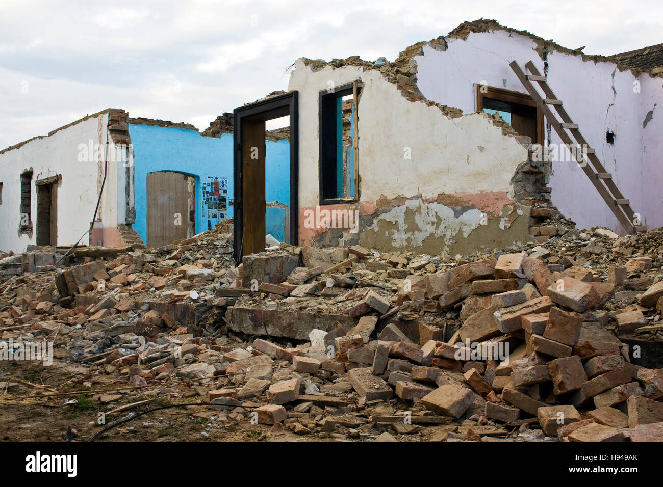 Buildings wrecked hi-res stock photography and images - Alamy