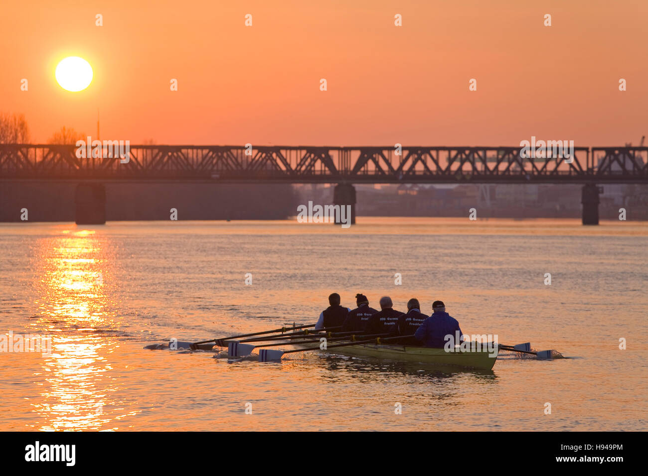 Rowing action bridge river hi-res stock photography and images - Alamy
