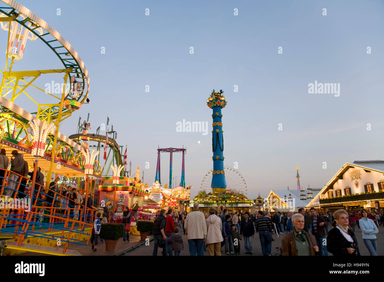 Visitors to the Stuttgart festival, Cannstatter Wasen, fun rides, beer ...