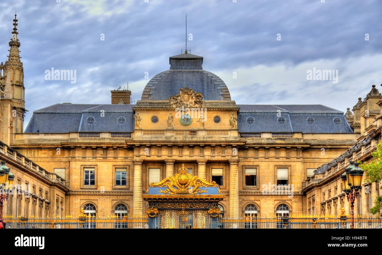 Paris palais de justice facade hi-res stock photography and images - Alamy