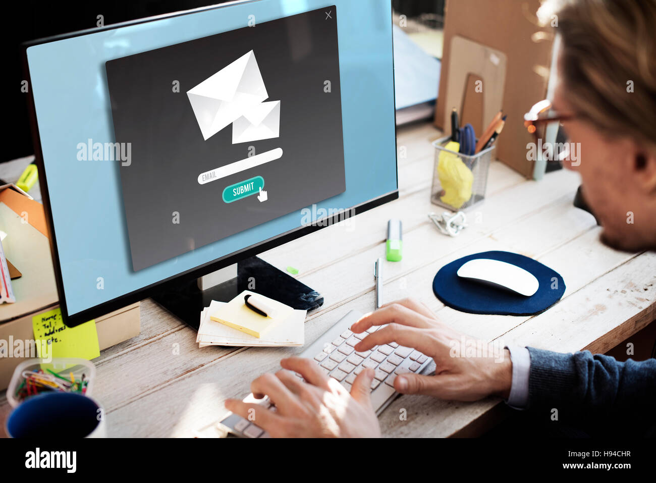 Sending message post note hi-res stock photography and images - Alamy