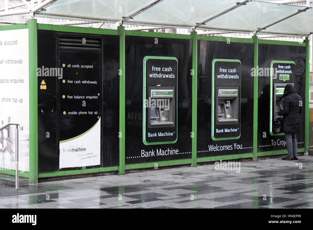 Using cash point hi-res stock photography and images - Alamy