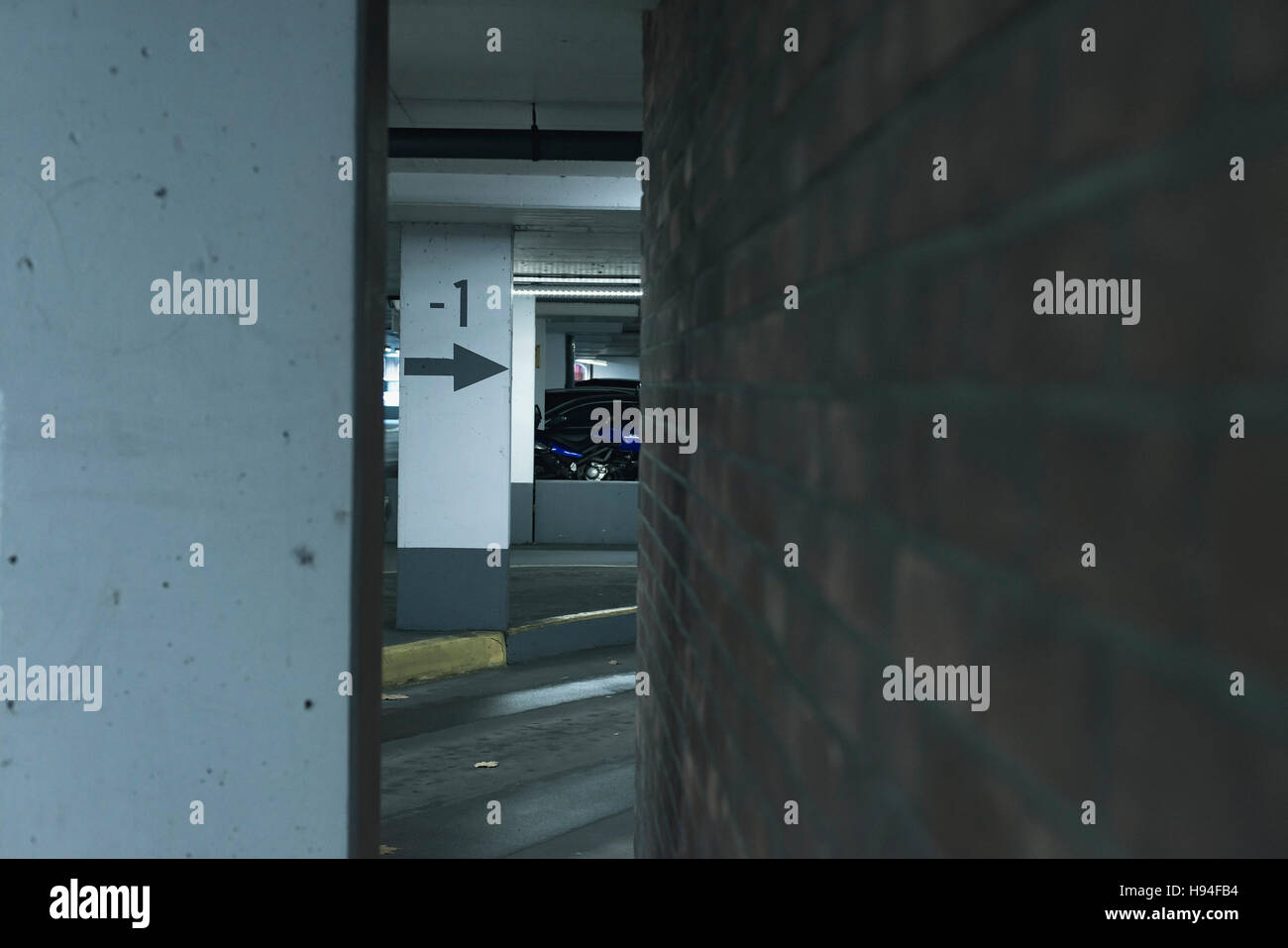 Arrow on concrete pillar hi-res stock photography and images - Alamy