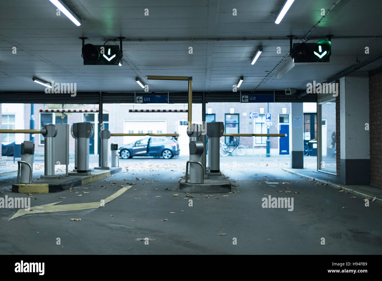 Parking lot exit sign arrow hi-res stock photography and images - Alamy