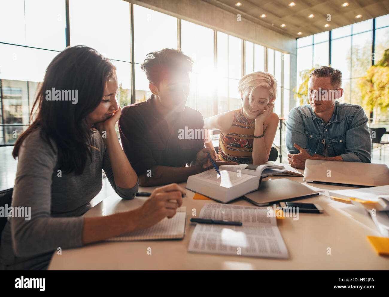 Students library reading books hi-res stock photography and images - Alamy