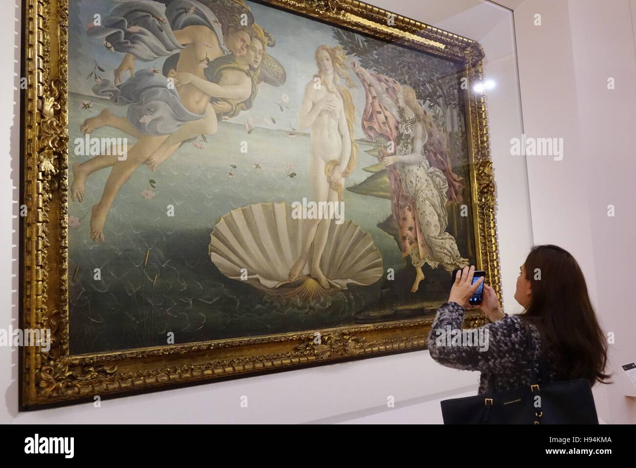 Vistors looking at 'La Nascita di Venere', by Sandro Botticelli, at the ... Vistors looking at 'La Nascita di Venere', by Sandro Botticelli, at the ...