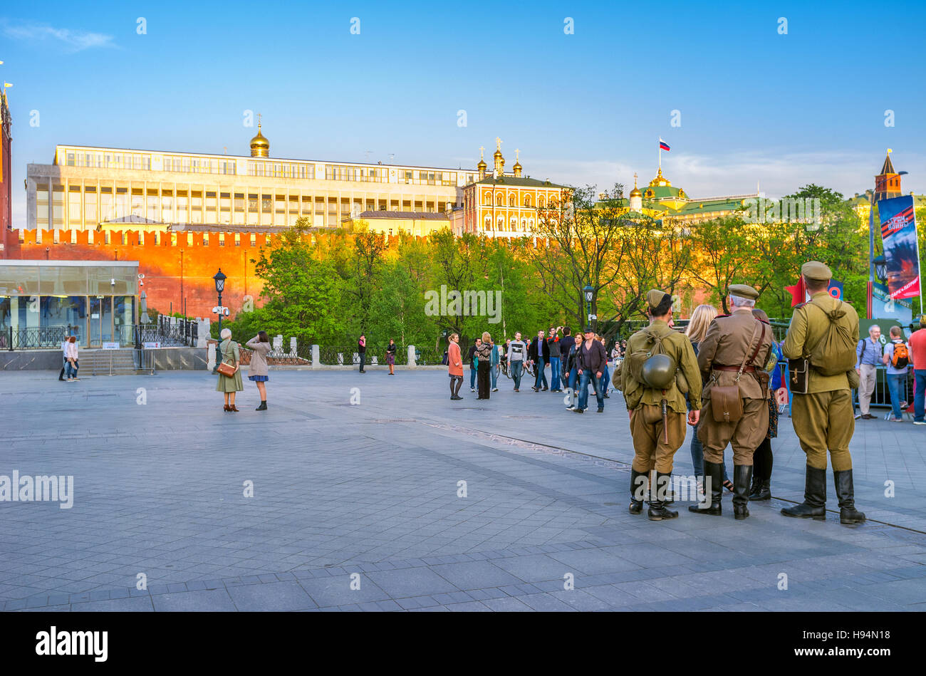 The people, in Second World War Soviet soldiers uniform at the Kremlin ...