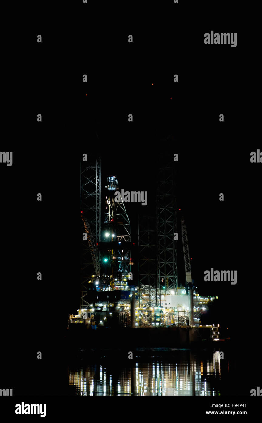 Offshore oil rig platform hi-res stock photography and images - Alamy