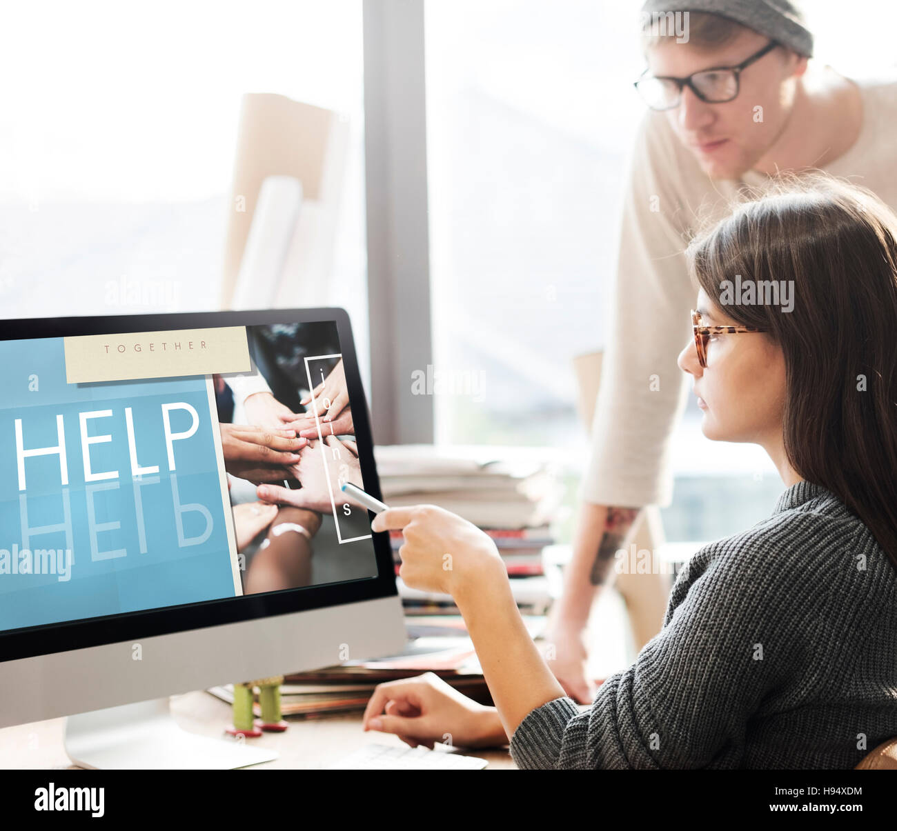 Teamwork help hi-res stock photography and images - Alamy