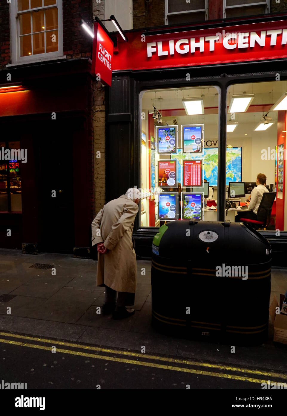 Elderly man in shop hi-res stock photography and images - Alamy