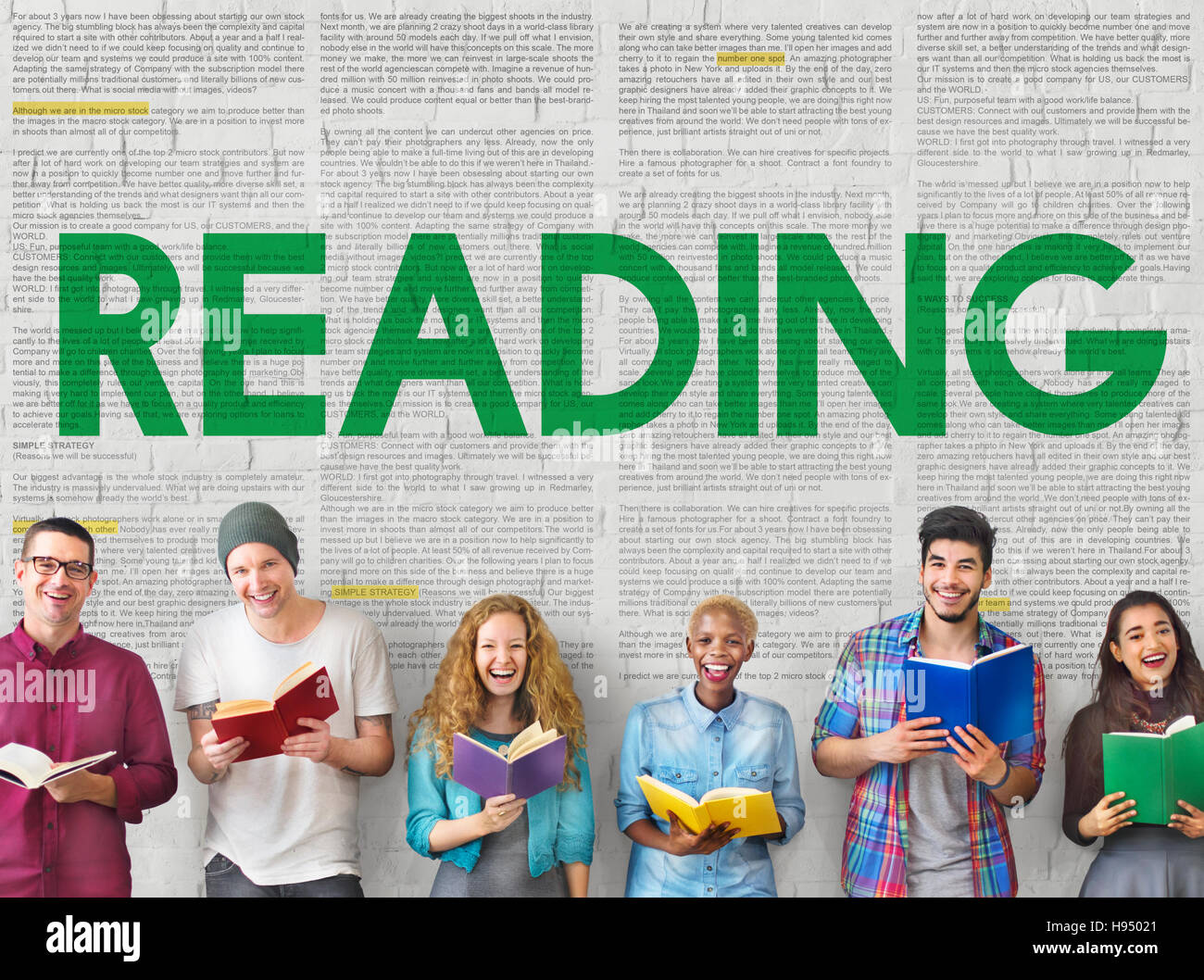 Newspaper reading students hi-res stock photography and images - Alamy
