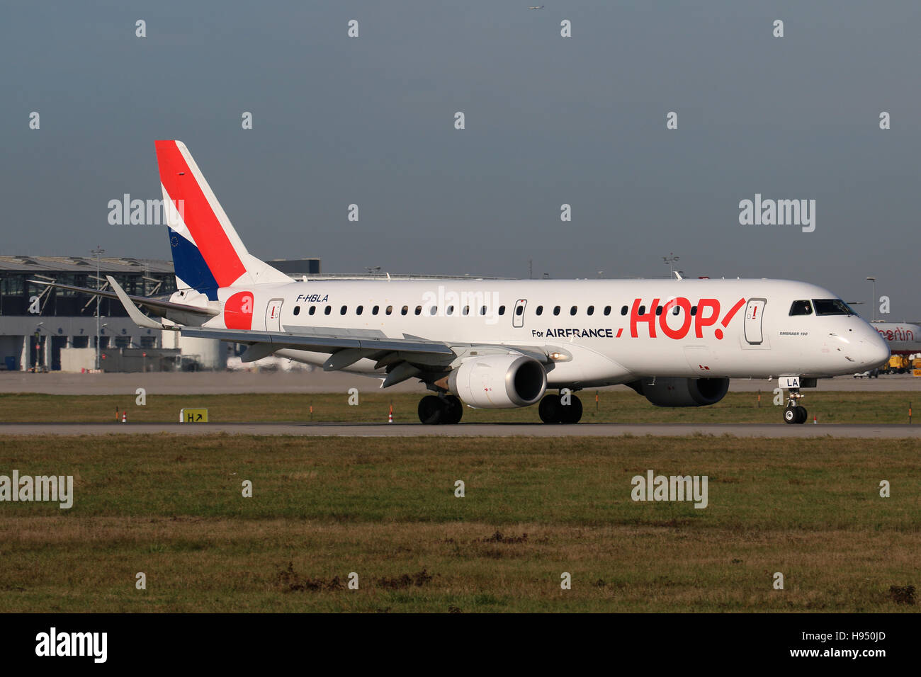 Hop embraer 190 hi-res stock photography and images - Alamy