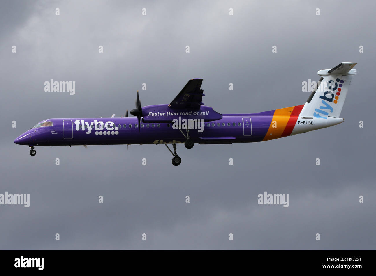 Flybe bombardier dash q400 hi-res stock photography and images - Alamy