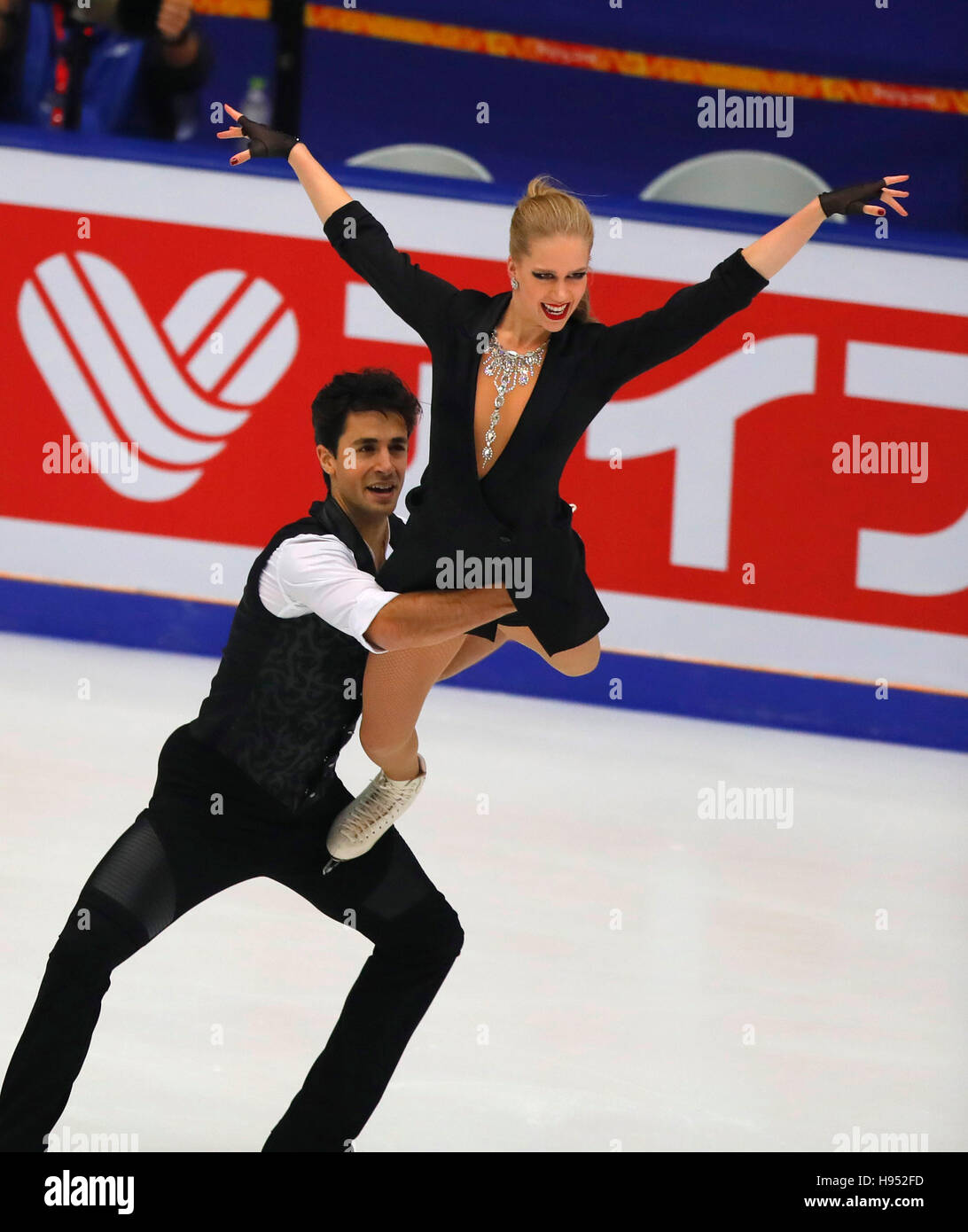 Beijing, China. 18th Nov, 2016. Canada's Kaitlyn Weaver (Top)/Andrew ...