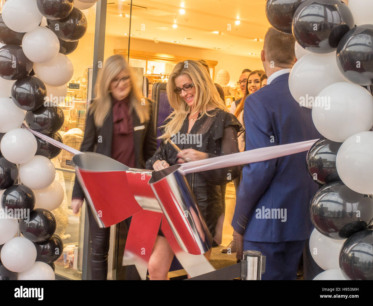 Handforth Dean, Wilmslow, Cheshire, UK. 18th November 2016. Customers ...