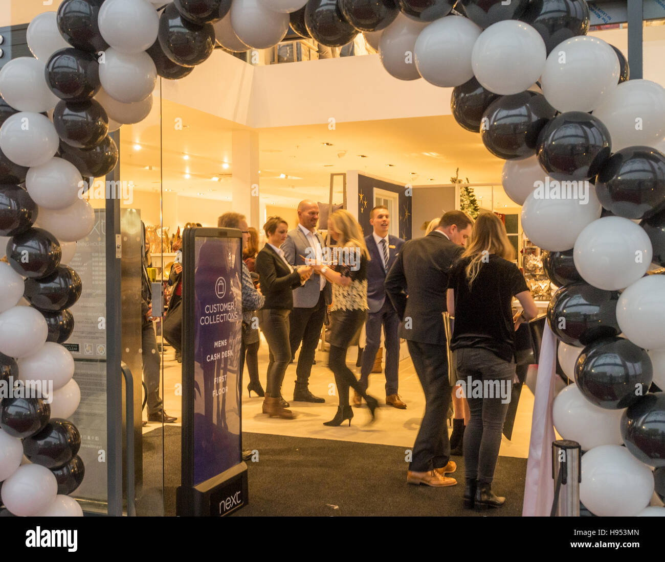 Handforth Dean, Wilmslow, Cheshire, UK. 18th November 2016. Customers ...