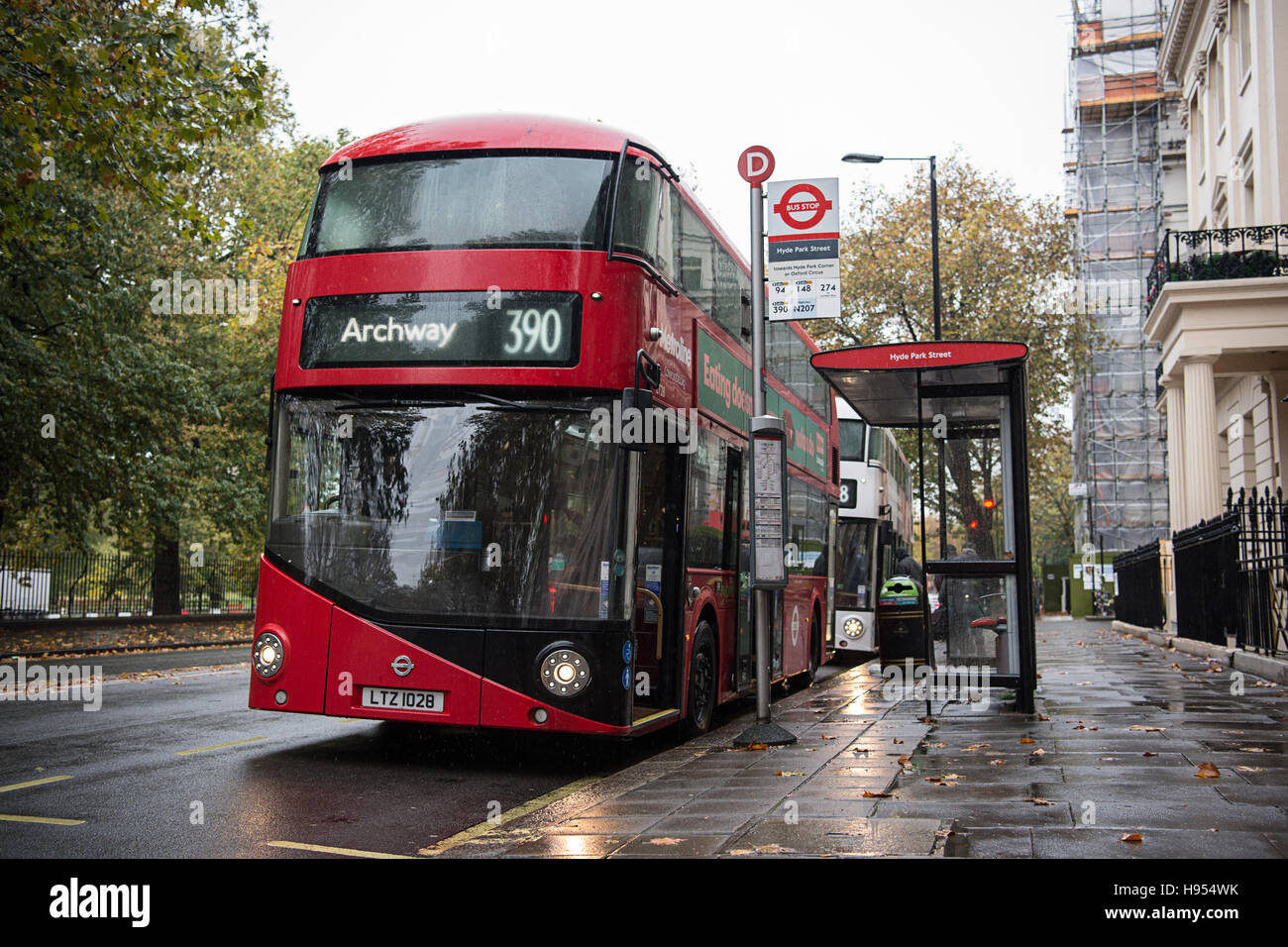 Standing at bus stop uk hi-res stock photography and images - Alamy