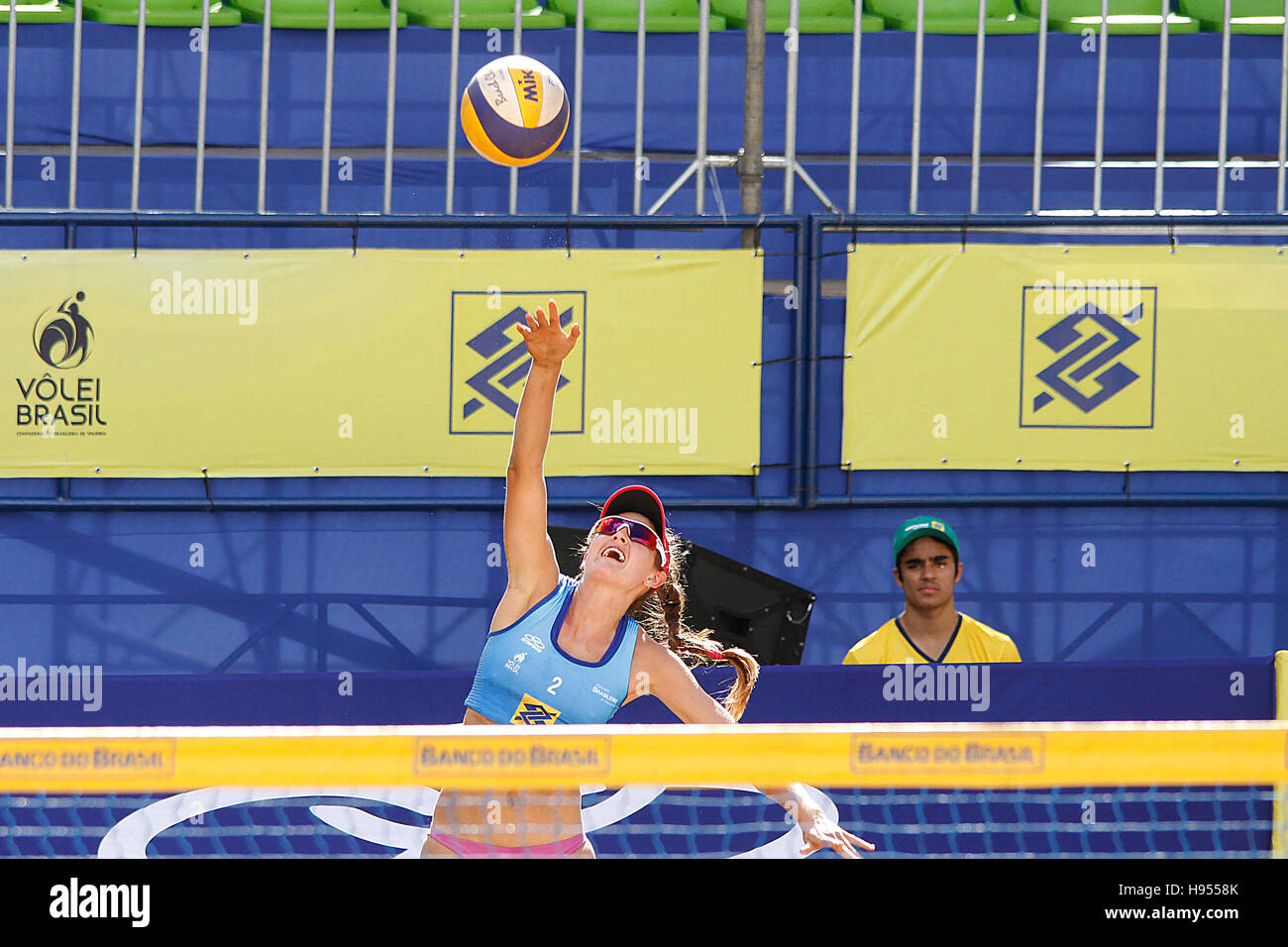 Curitiba, Brazil. 17th Nov, 2016. Aline serve, double Fabrine and Aline ...