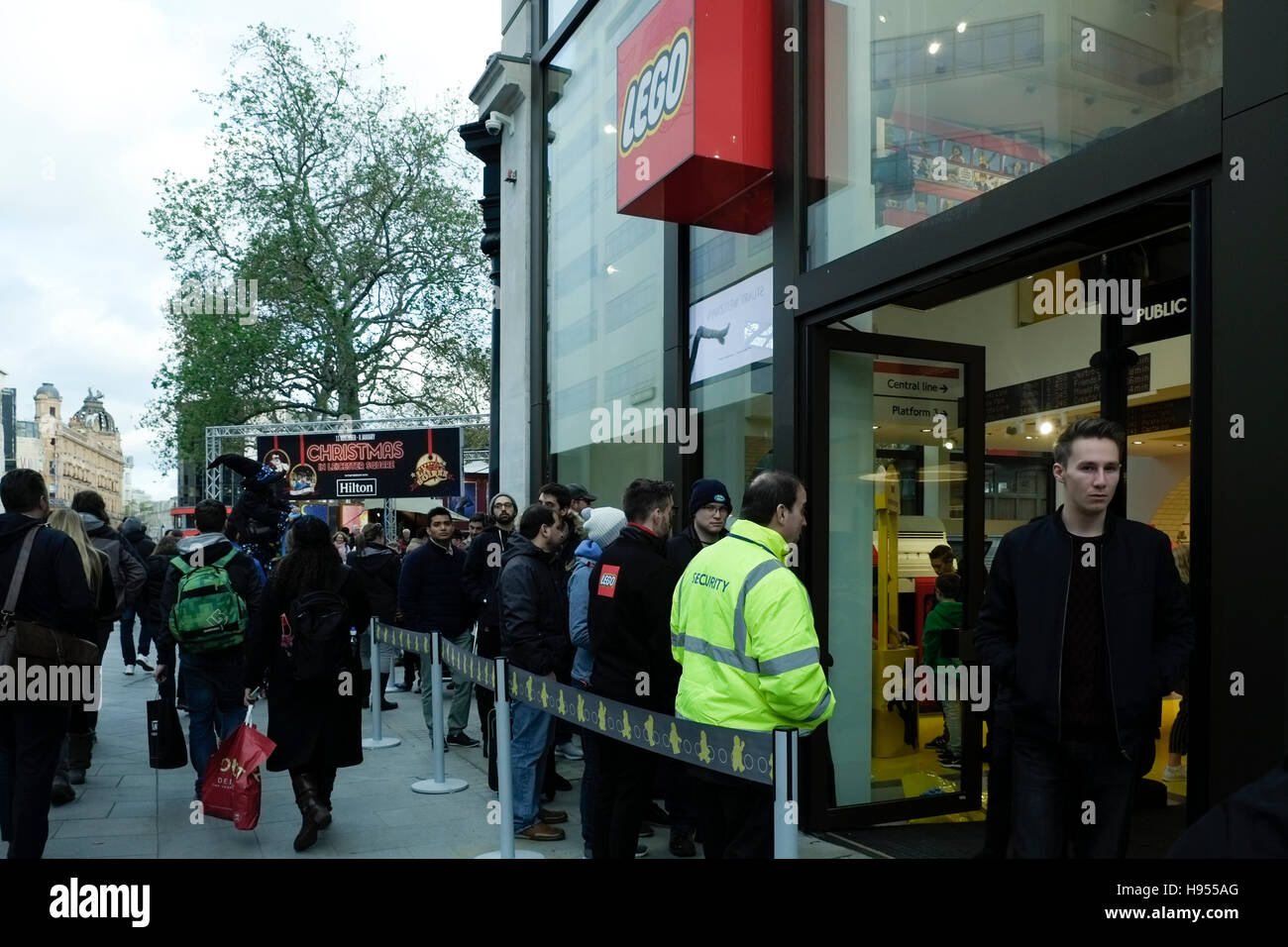 London, UK. 18th November 2016. Shoppers flock to the new flagship Lego ...