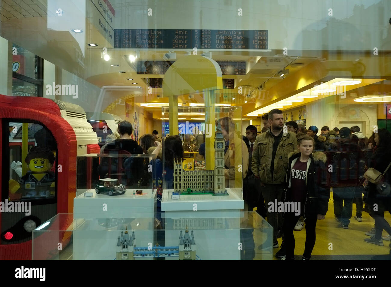 London, UK. 18th November 2016. Shoppers flock to the new flagship Lego ...
