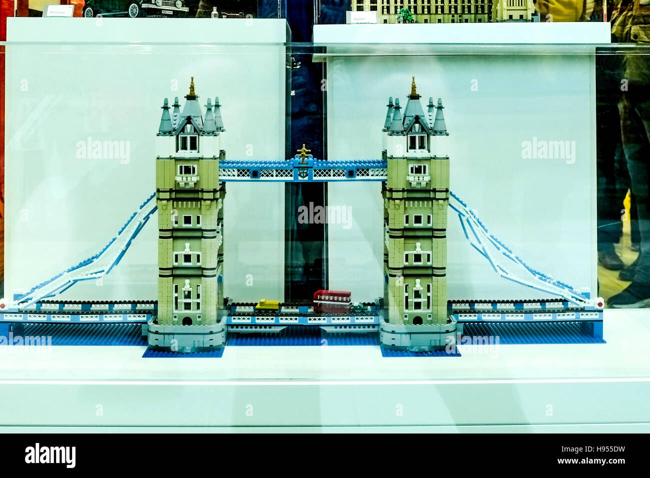 London, UK. 18th November 2016. Shoppers flock to the new flagship Lego ...