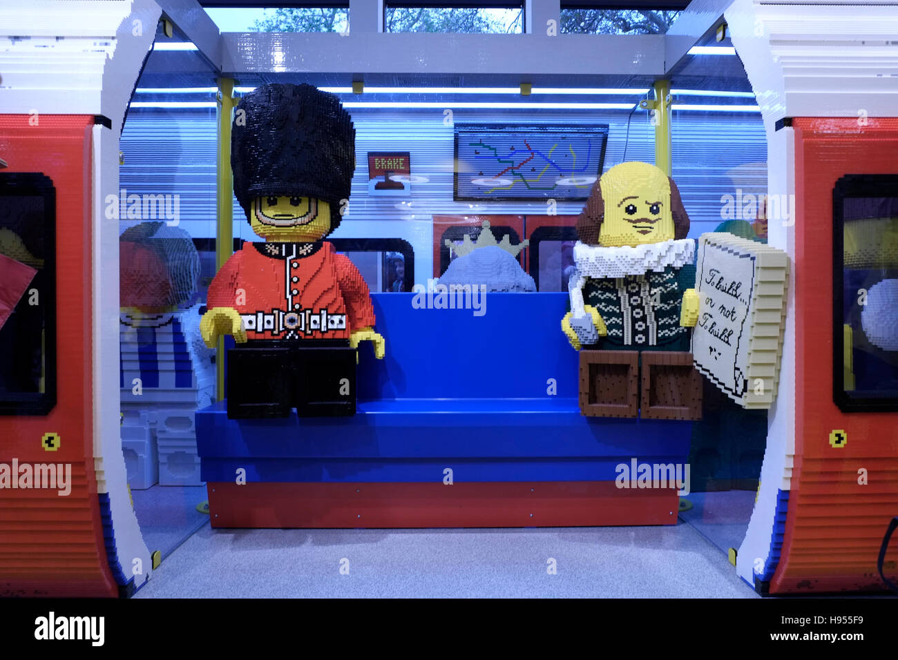 London, UK. 18th November 2016. Shoppers flock to the new flagship Lego ...