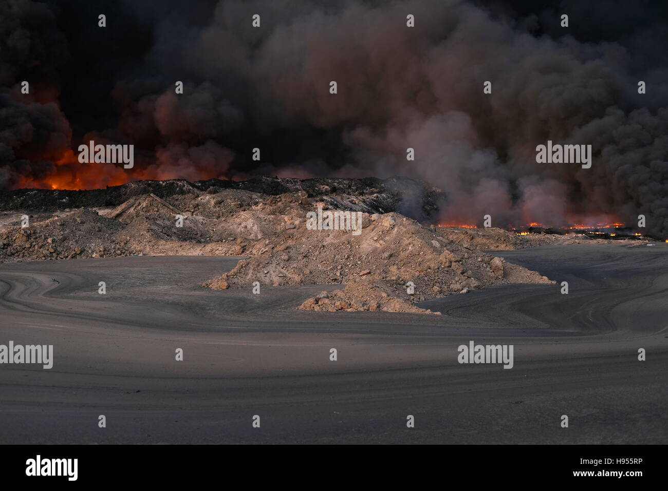 Oil pits hi-res stock photography and images - Alamy