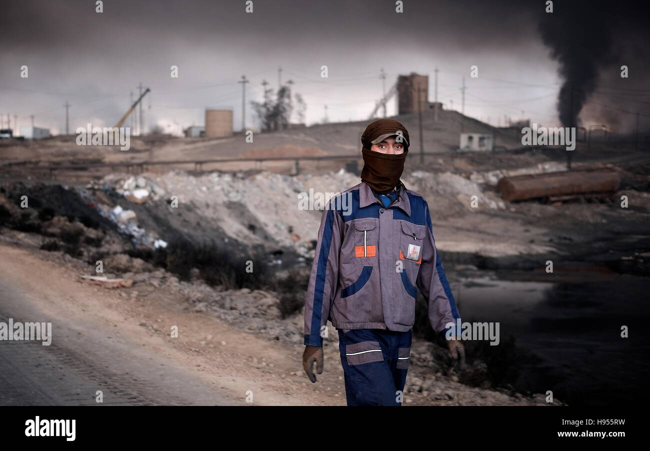Qayyarah, Iraq. 13th Nov, 2016. A team of wood scrap gatherers arrives ...