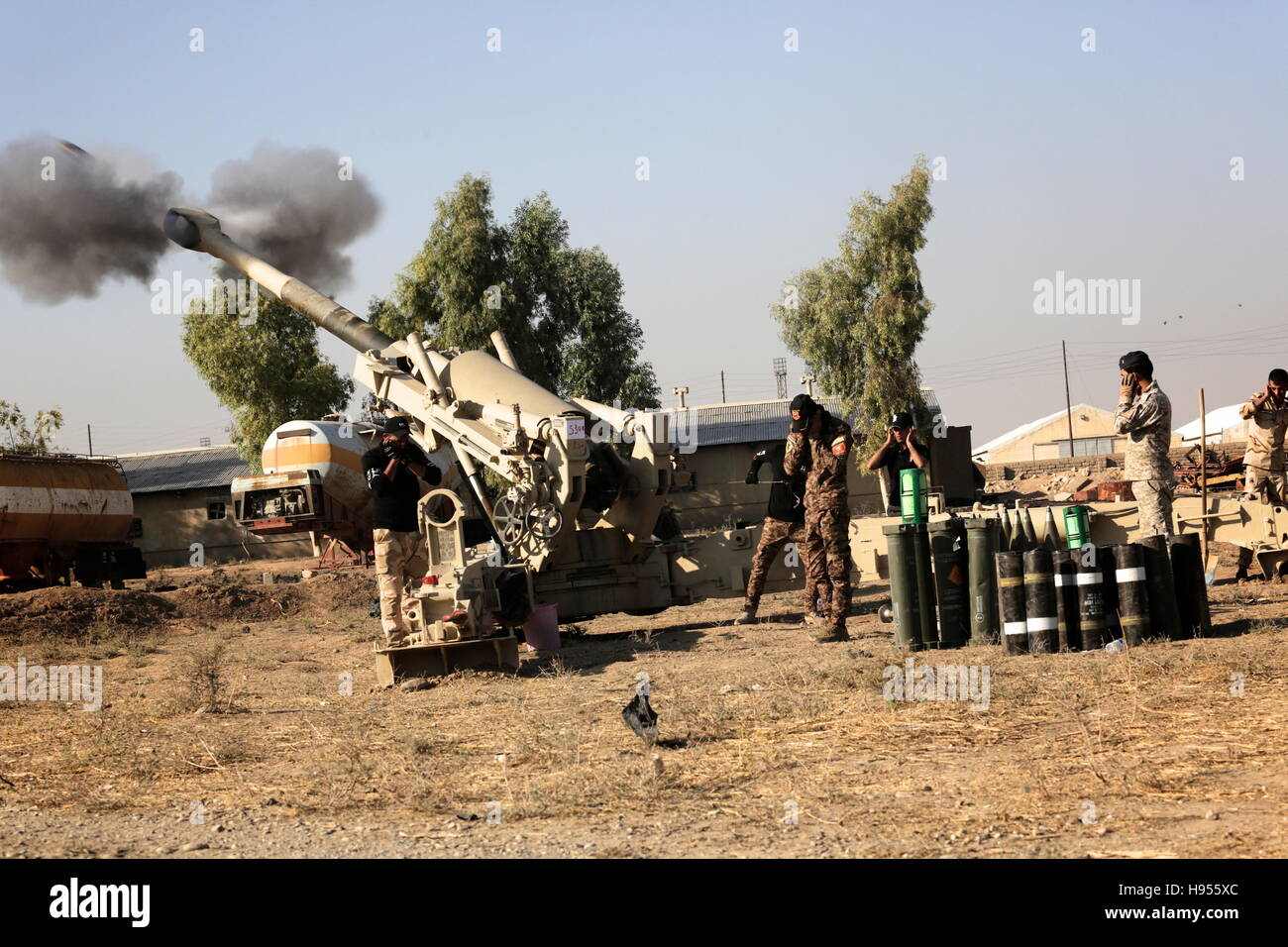 Mosul, Iraq. 5th Nov, 2016. Iraqi Army Artillery units fire their six ...